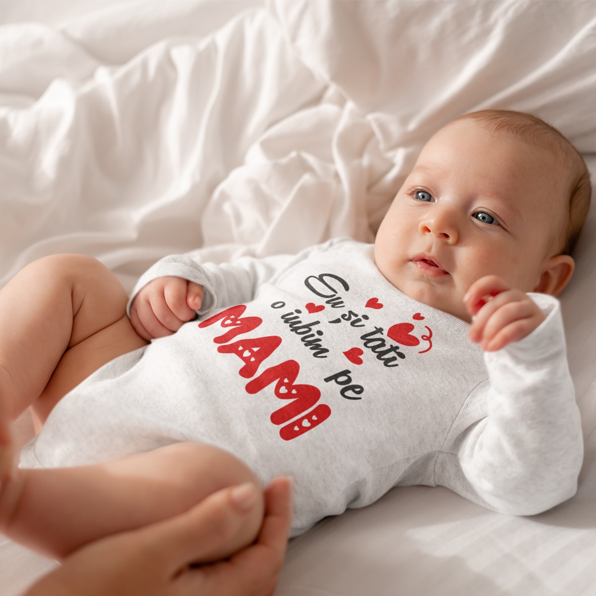 Body alb maneca scurta ''Eu si tati o iubim pe mami'' 1-3 luni - eMAG.ro