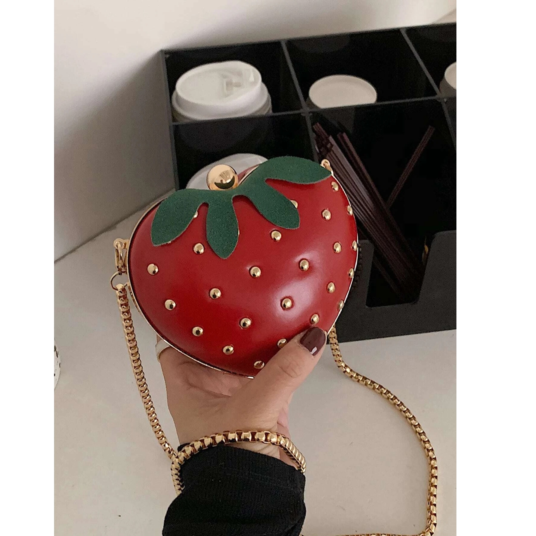 Geanta mini tip borseta cu design unic Capsuna, curea din lant auriu ...