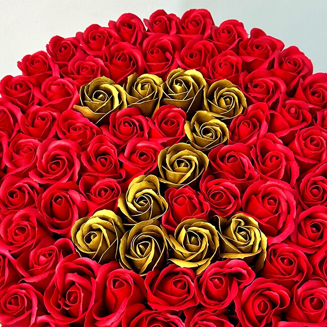 Aranjament floral personalizat cu litera Z, in cutie rotunda aurie cu 75 trandafiri de sapun ...