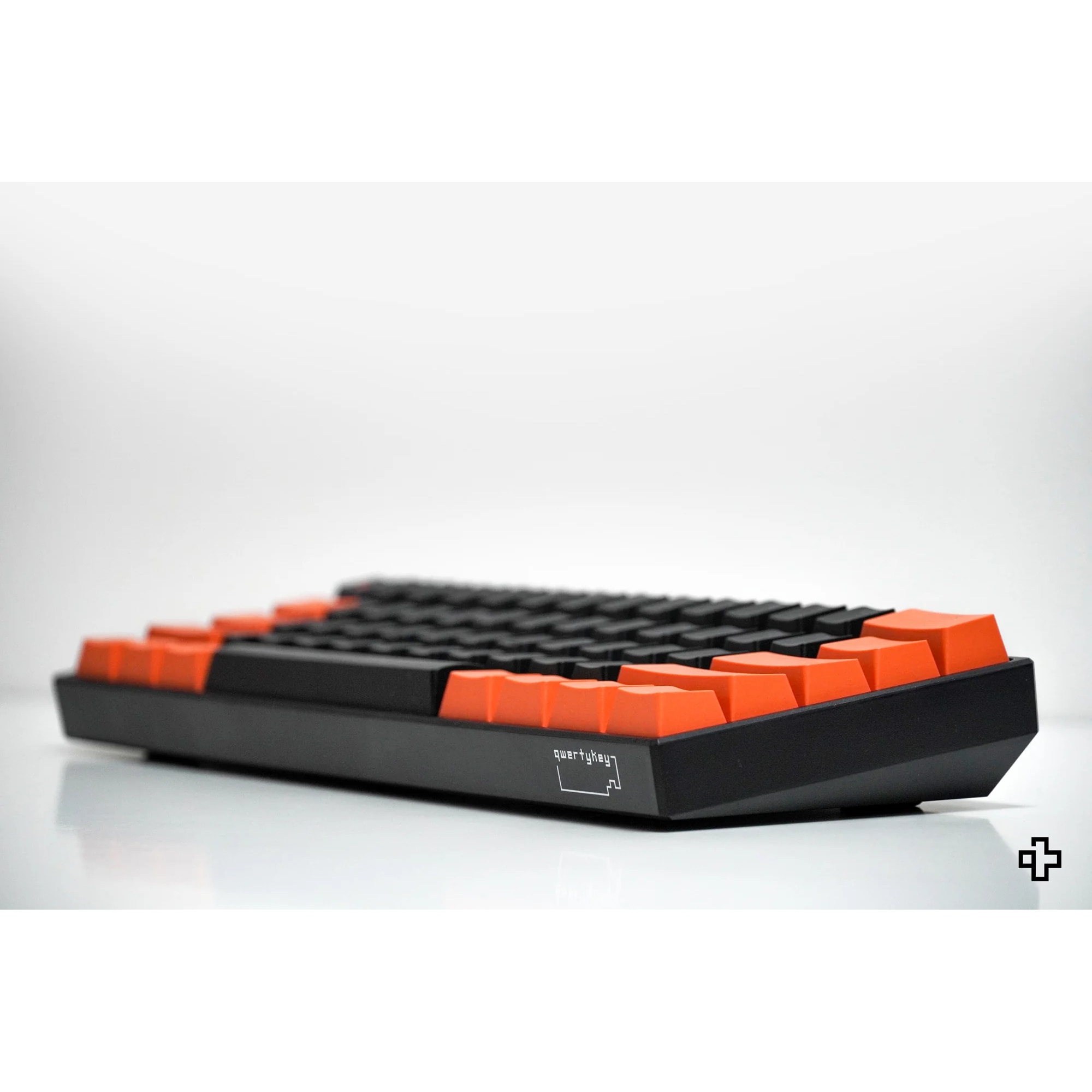OEM QwertyKey 61 Mechanikus gamer billentyűzet, fekete, Hotswap, RGB ...