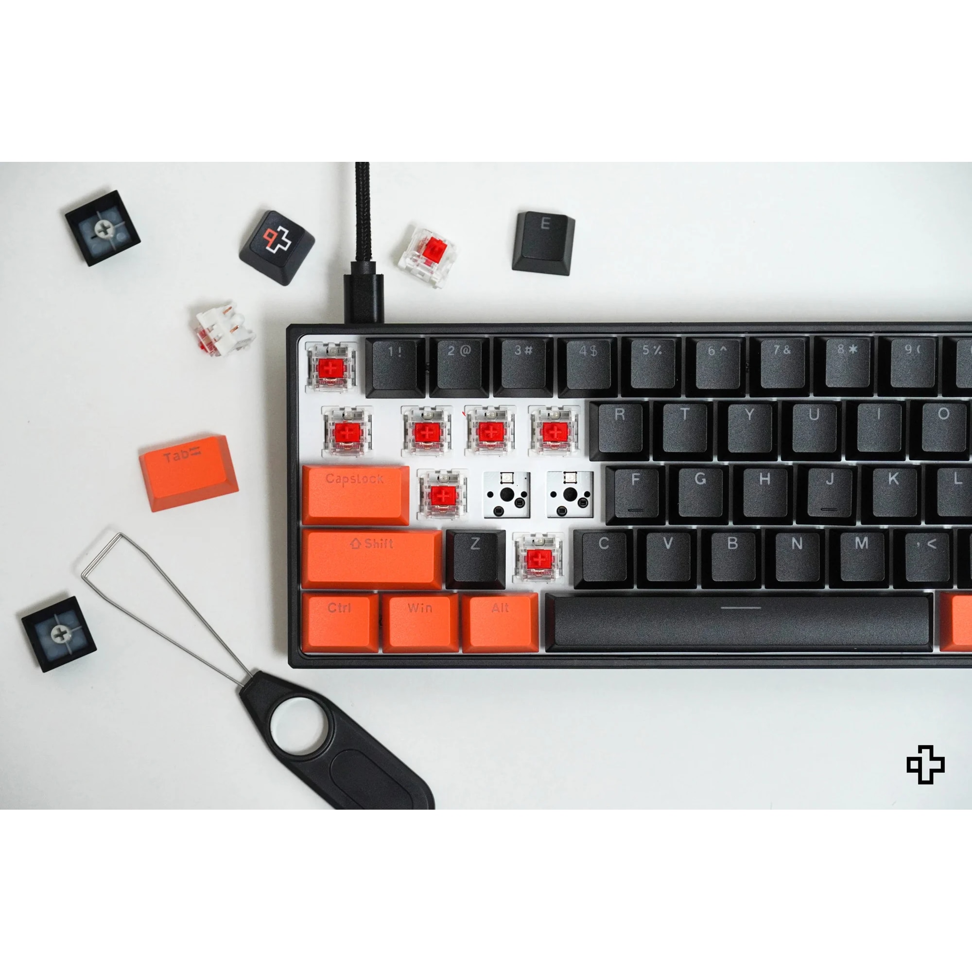 OEM QwertyKey 61 Mechanikus gamer billentyűzet, fekete, Hotswap, RGB ...