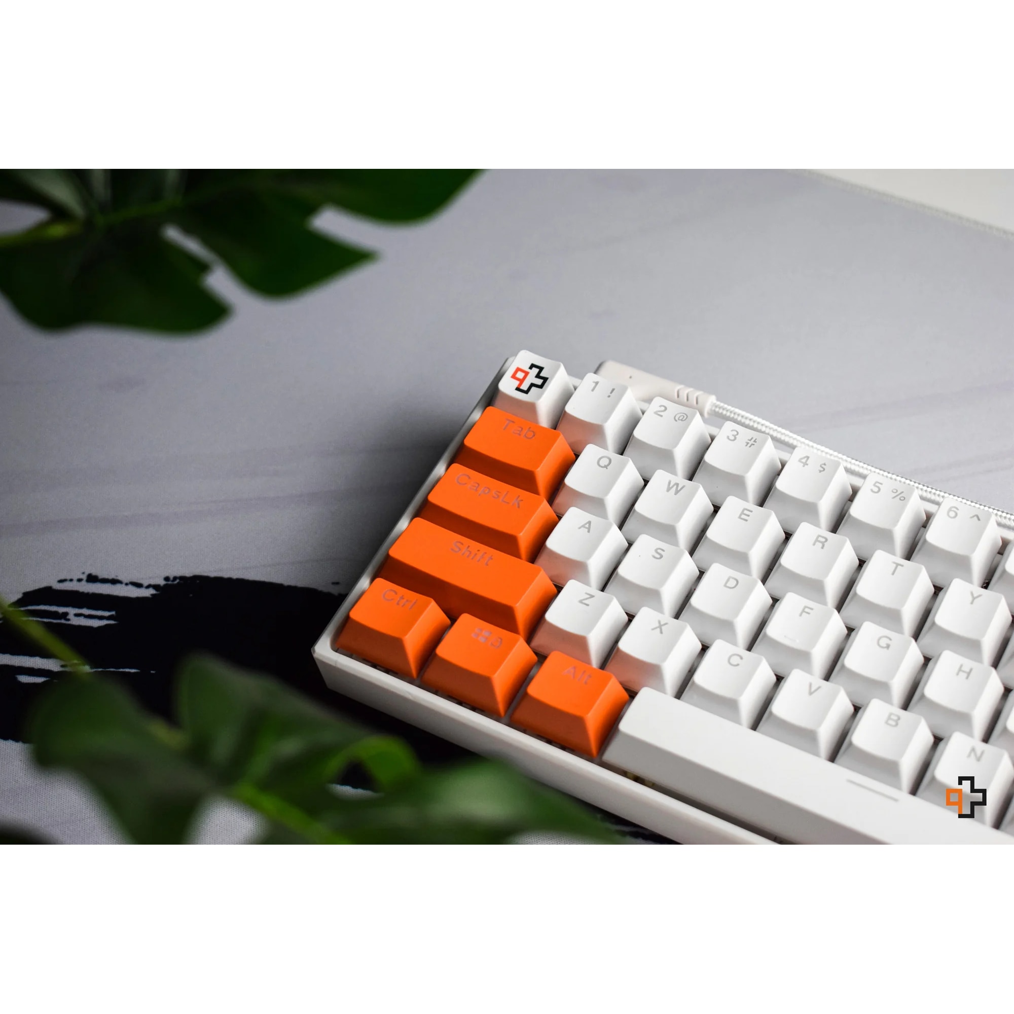 Tastatura mecanica gaming QwertyKey 61 Alba, Hotswap, RGB, switch-uri ...
