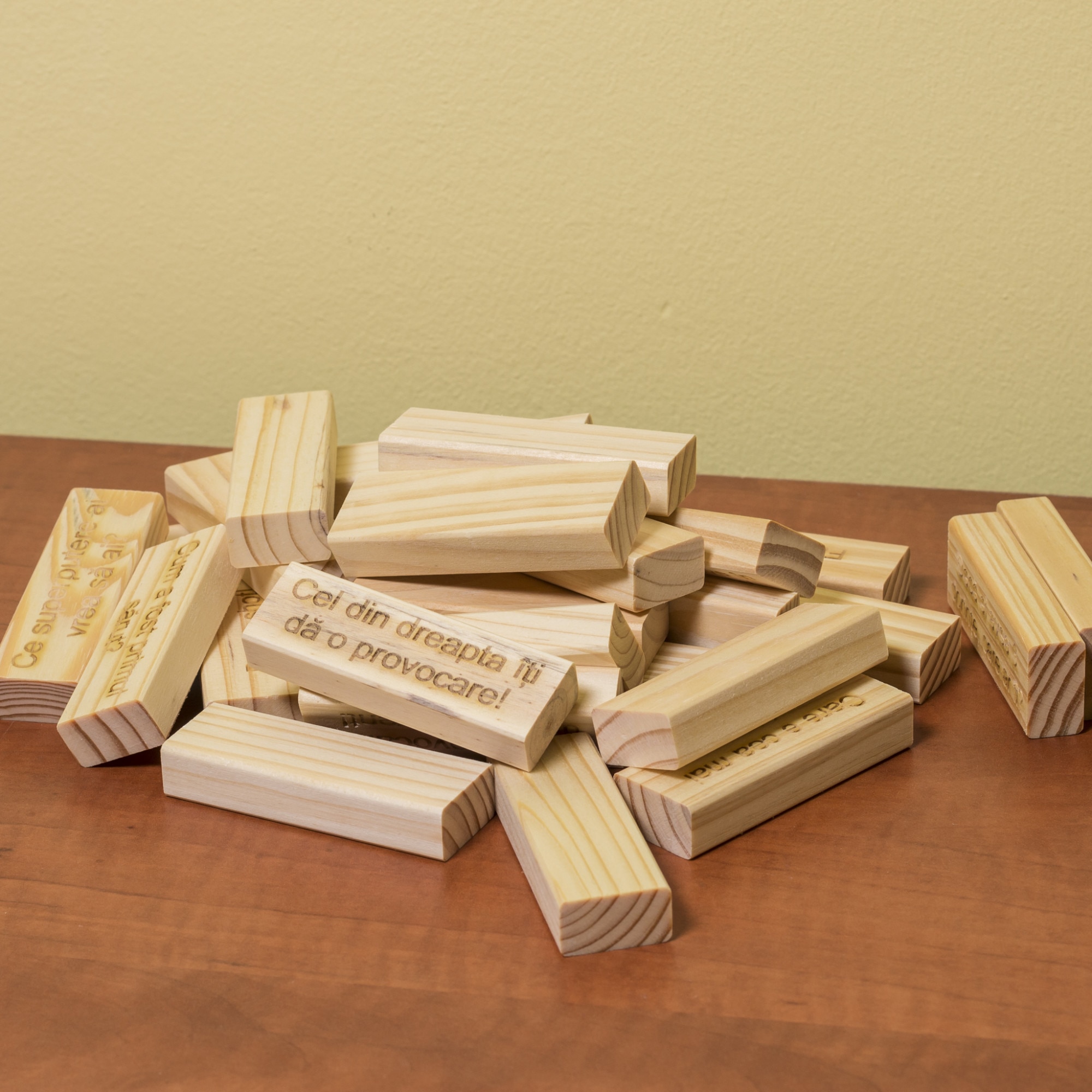 Joc tip Jenga cu intrebari si provocari - eMAG.ro