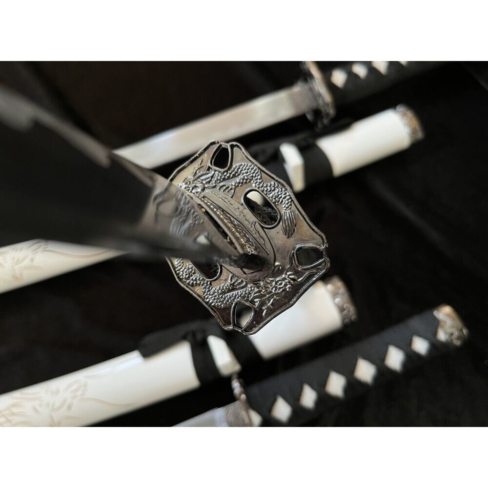 Set de 3 Sabii cu Teaca si Suport, Dragonul Alb, din Otel Carbon, Lemn ...