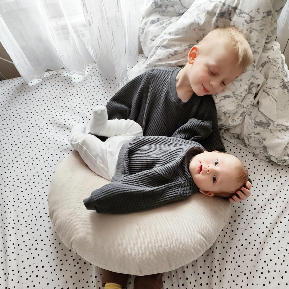 Perna de Alaptare Multifunctionala, Koell, in Forma de Luna, Crem, 70 x ...