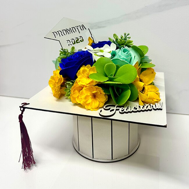 Aranjament floral pentru absolvire, in cutie alba in forma de toca cu ...