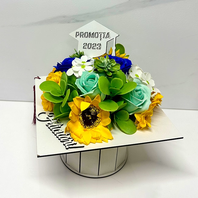 Aranjament floral pentru absolvire, in cutie alba in forma de toca cu ...