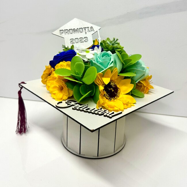 Aranjament floral pentru absolvire, in cutie alba in forma de toca cu ...
