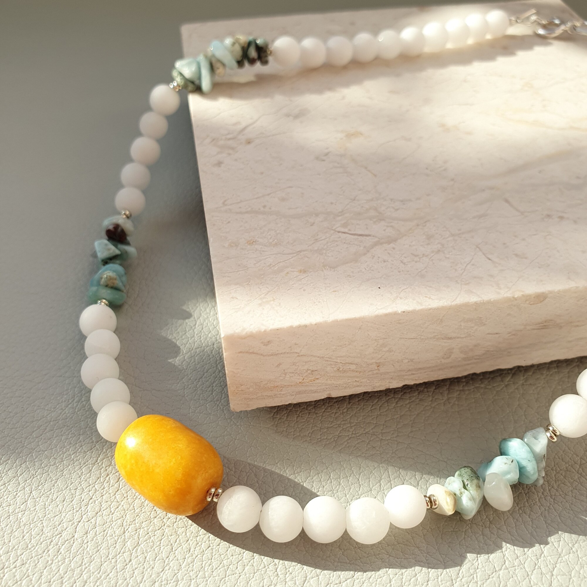 Colier din pietre de jad alb mat, jad galben si larimar cu accesorii ...