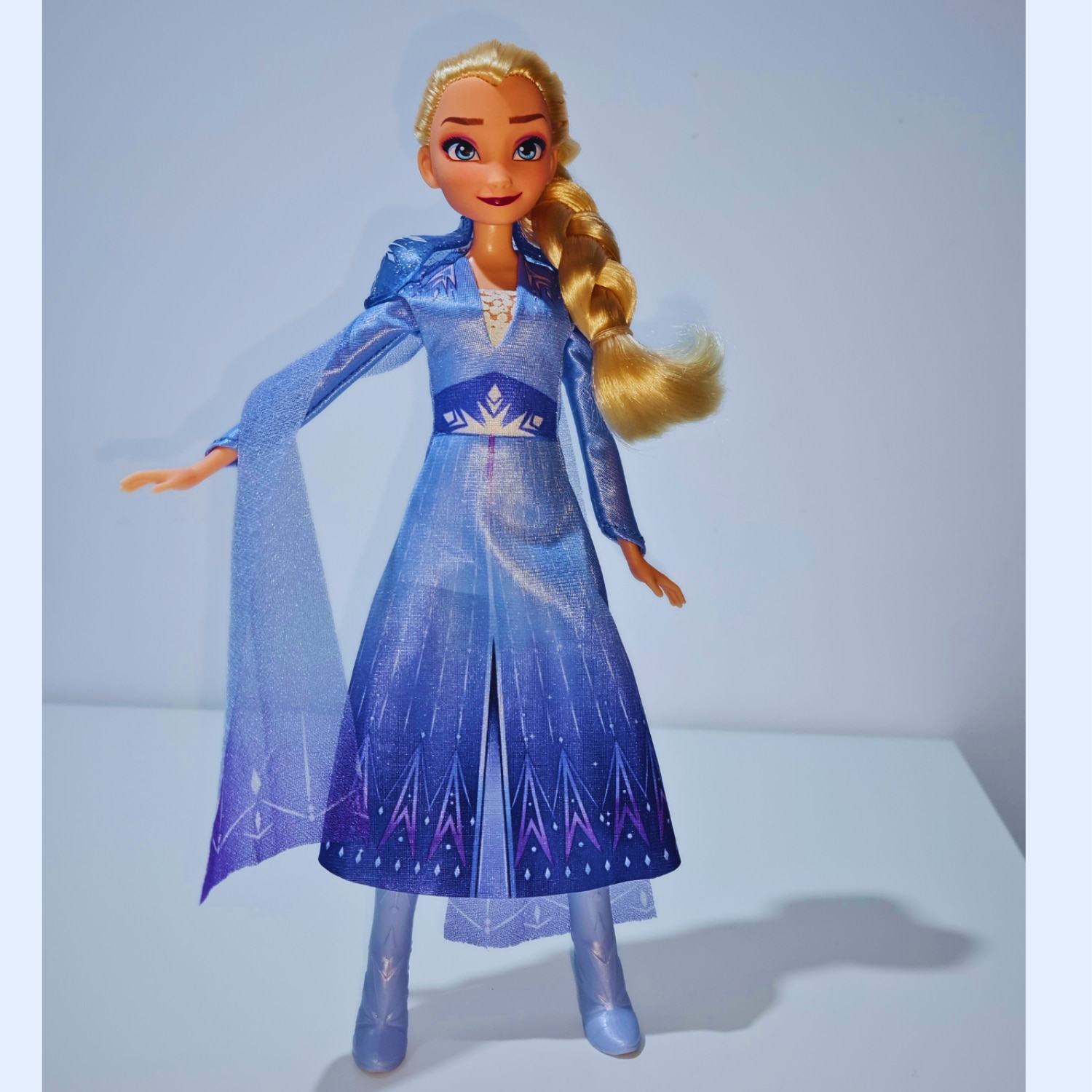 Papusa Disney Frozen II, Elsa, Swirling adventure, 28cm, 3+ani - eMAG.ro