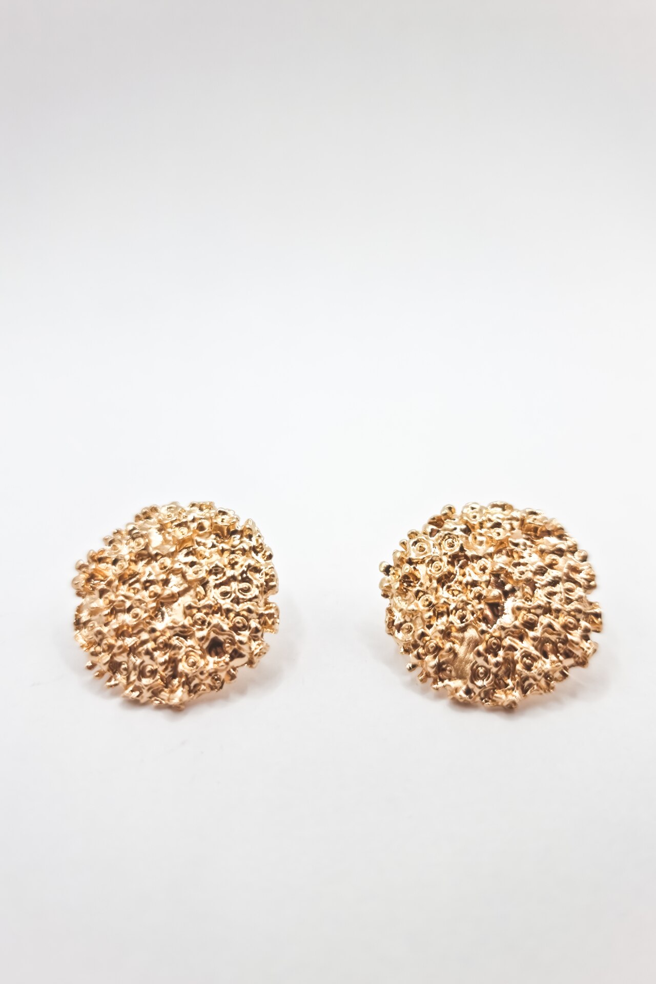 Cercei rotunzi, metalici, texturati, aurii - eMAG.ro