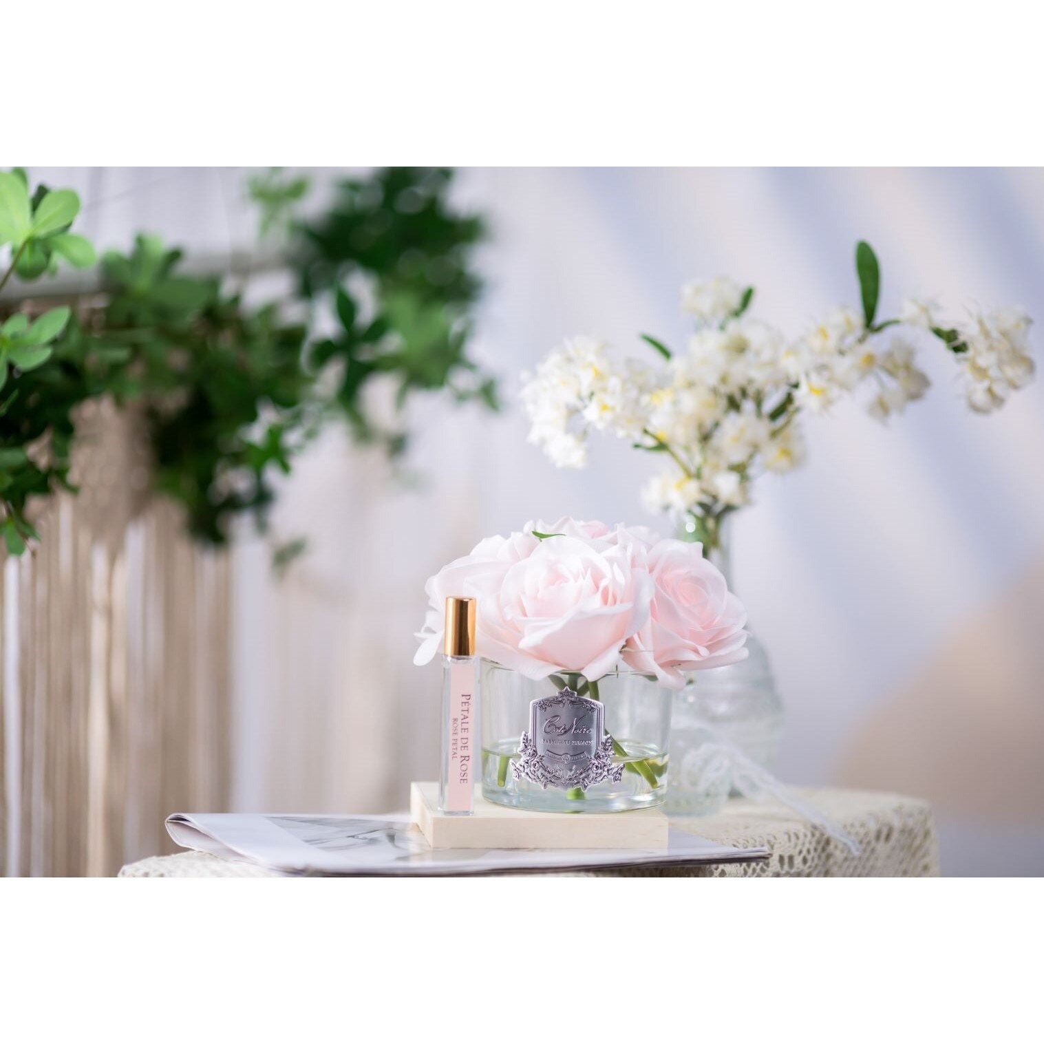 Buchet Decorativ 5 Trandafiri Roz Francez in Vaza cu Emblema Argintie ...