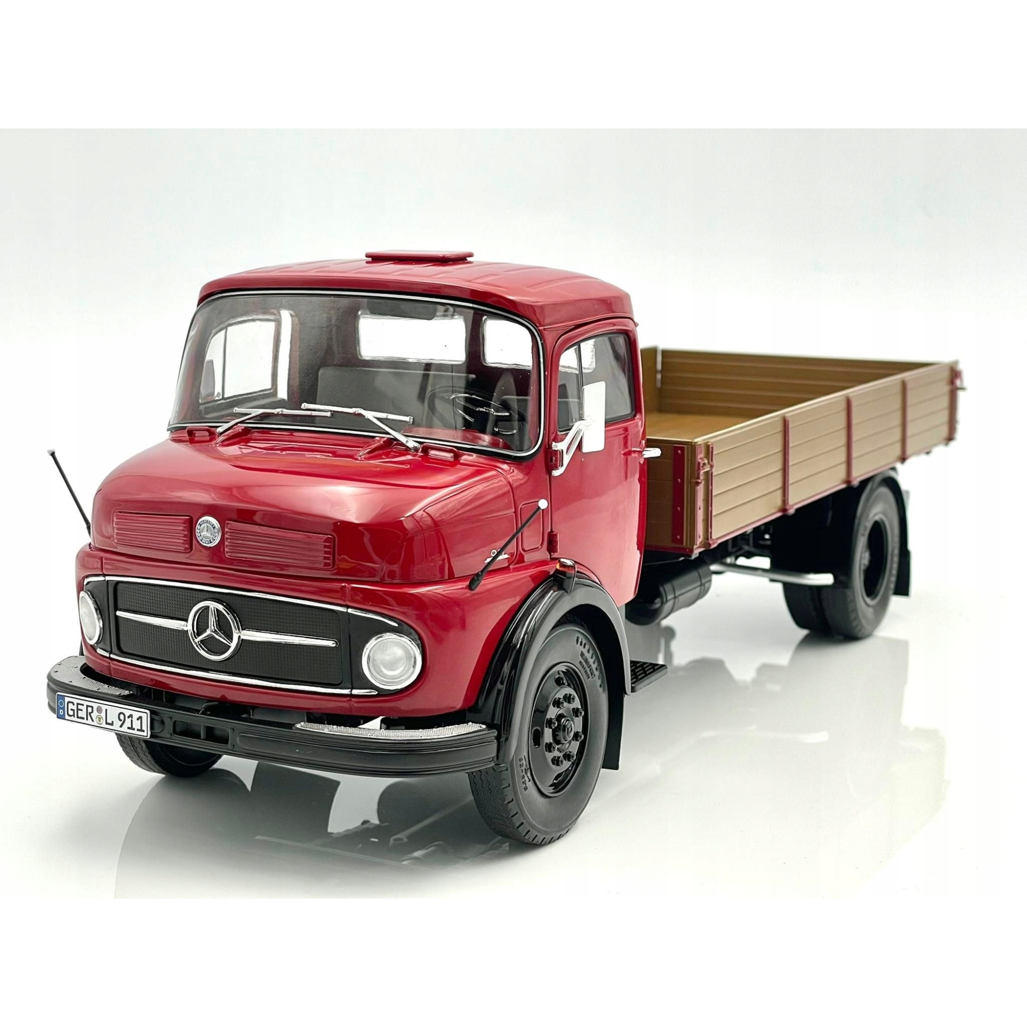 Macheta Camion Mercedes-Benz L911 - 1/18 Schuco - eMAG.ro