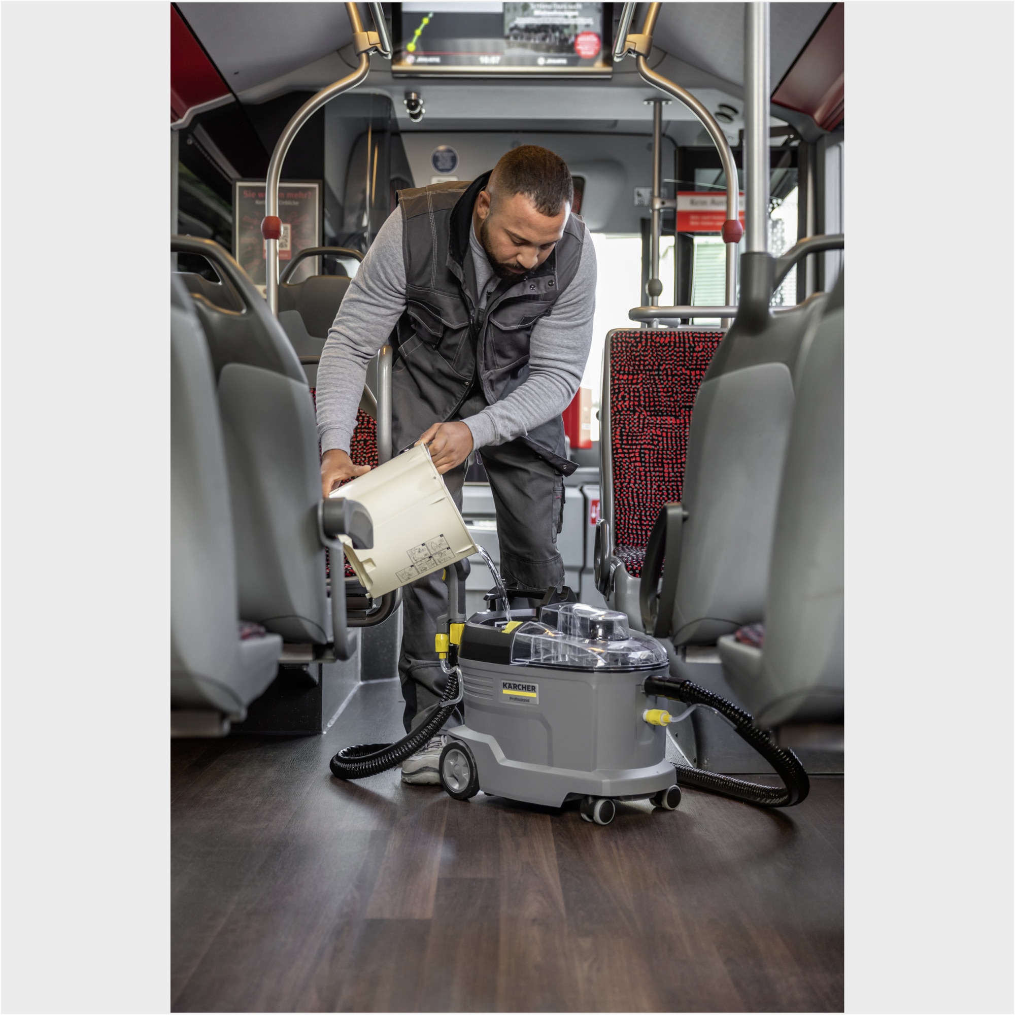 Прахосмукачка с екстракционно измиване Karcher Professional Puzzi 8/1 ...
