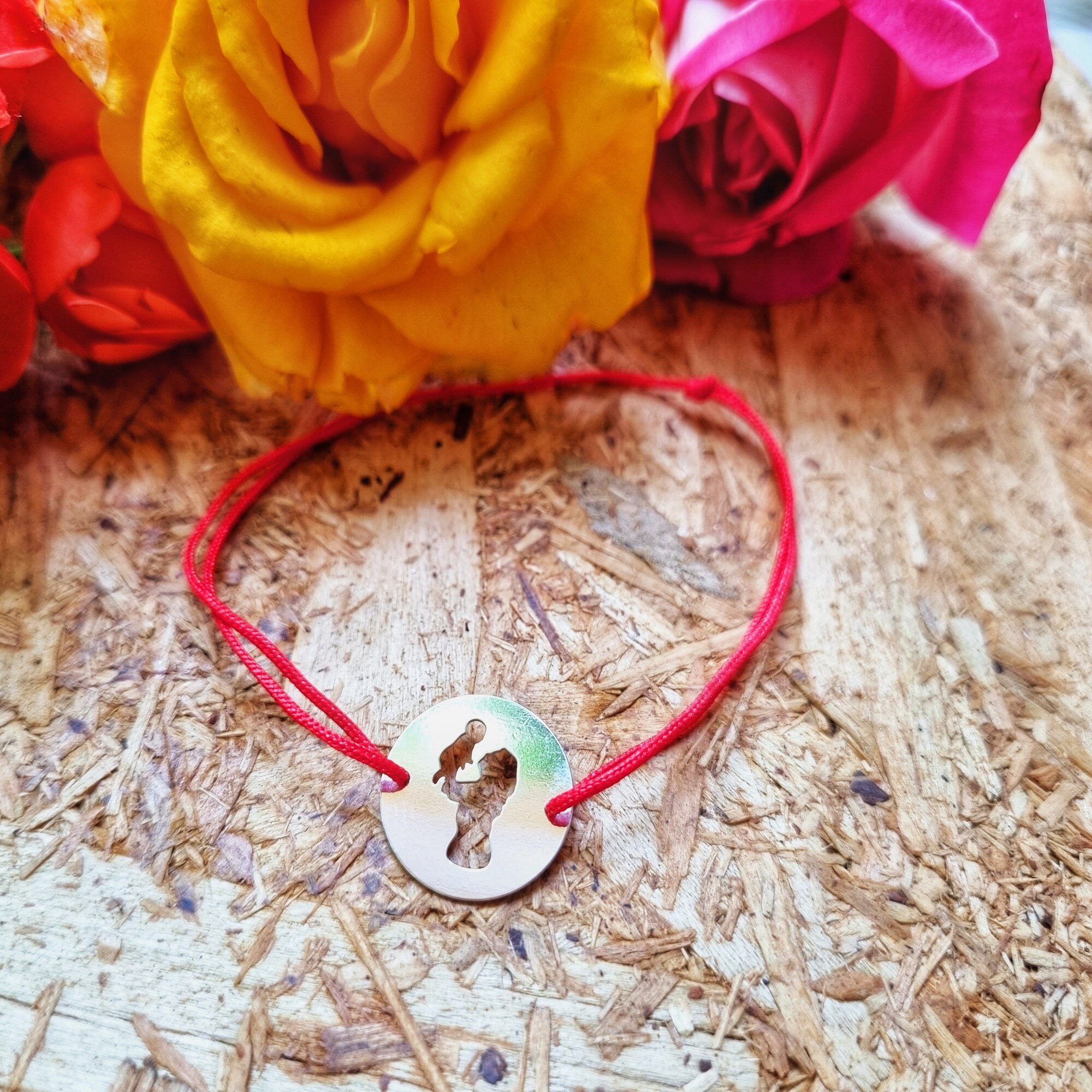 Bratara reglabila din Argint 925 cu charm Mama cu bebe si snur rosu de ...