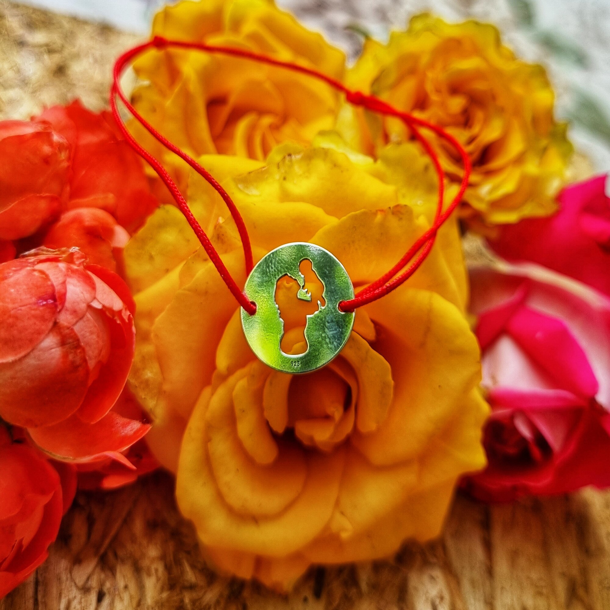Bratara reglabila din Argint 925 cu charm Mama cu bebe si snur rosu de ...