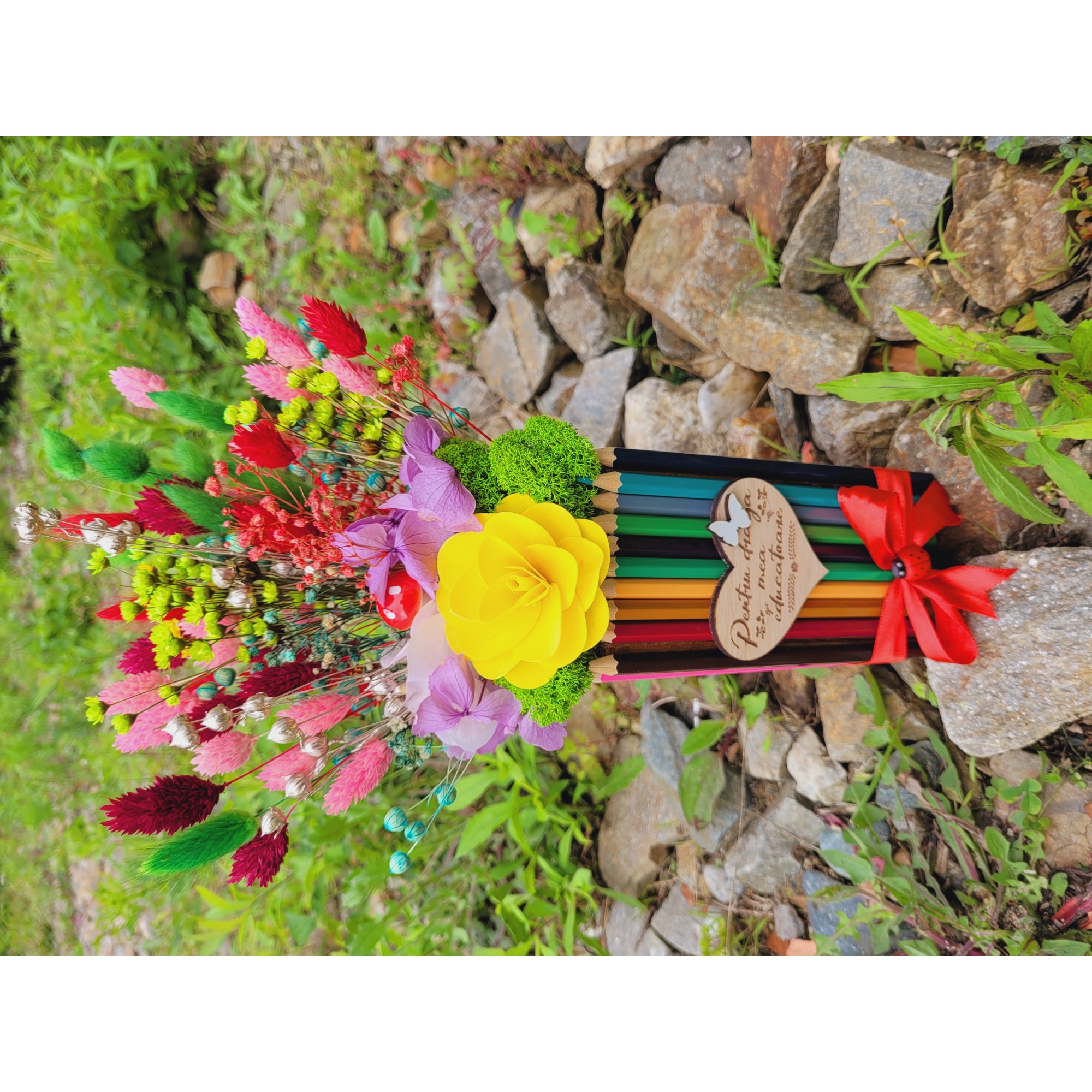 Aranjament floral "Creioane colorate" personalizat pentru educatoare ...