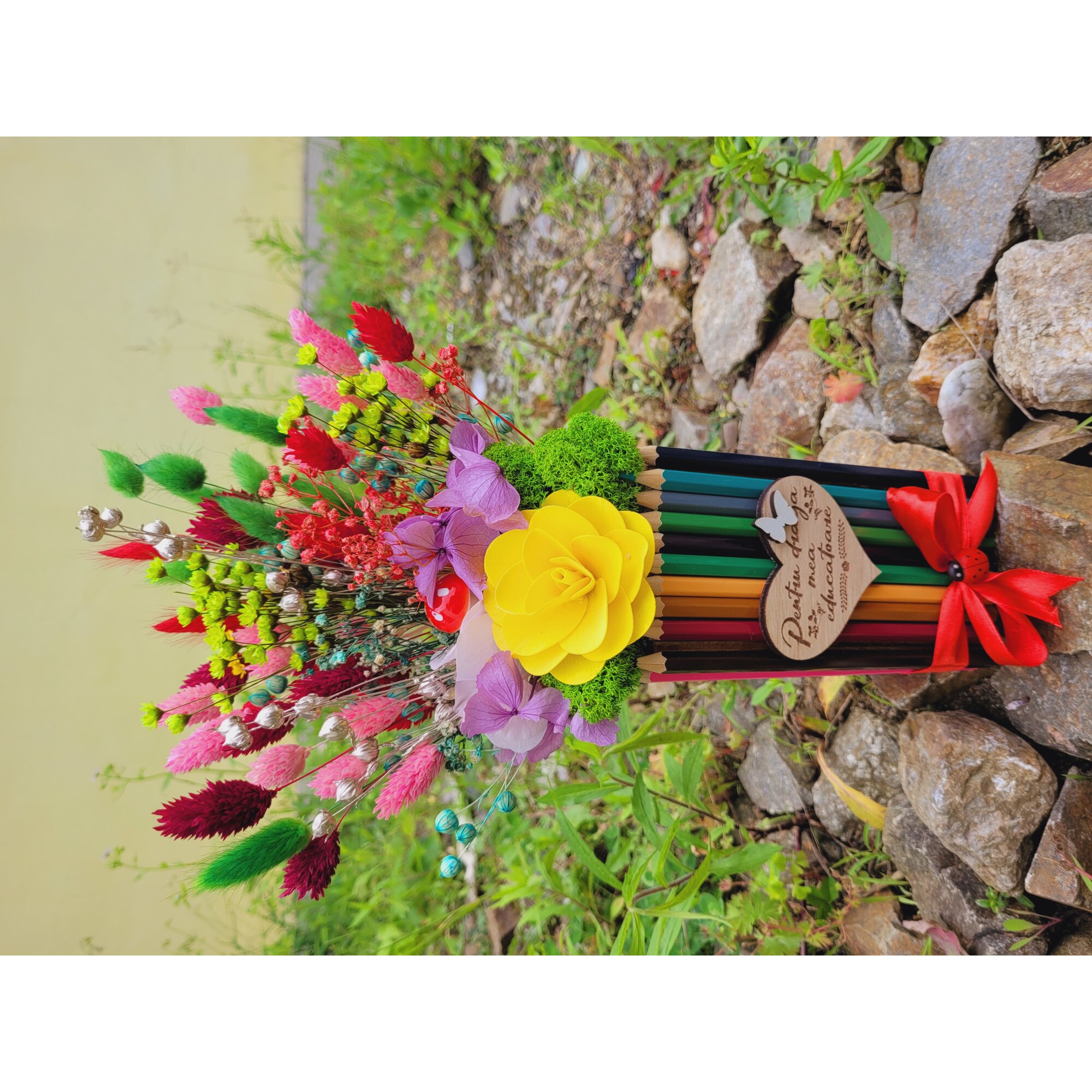 Aranjament floral "Creioane colorate" personalizat pentru educatoare ...
