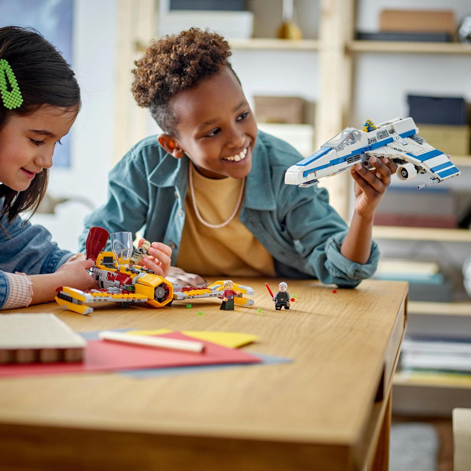 LEGO® Star Wars™ - New Republic E-Wing срещу Starfighter на Shin Hati ...