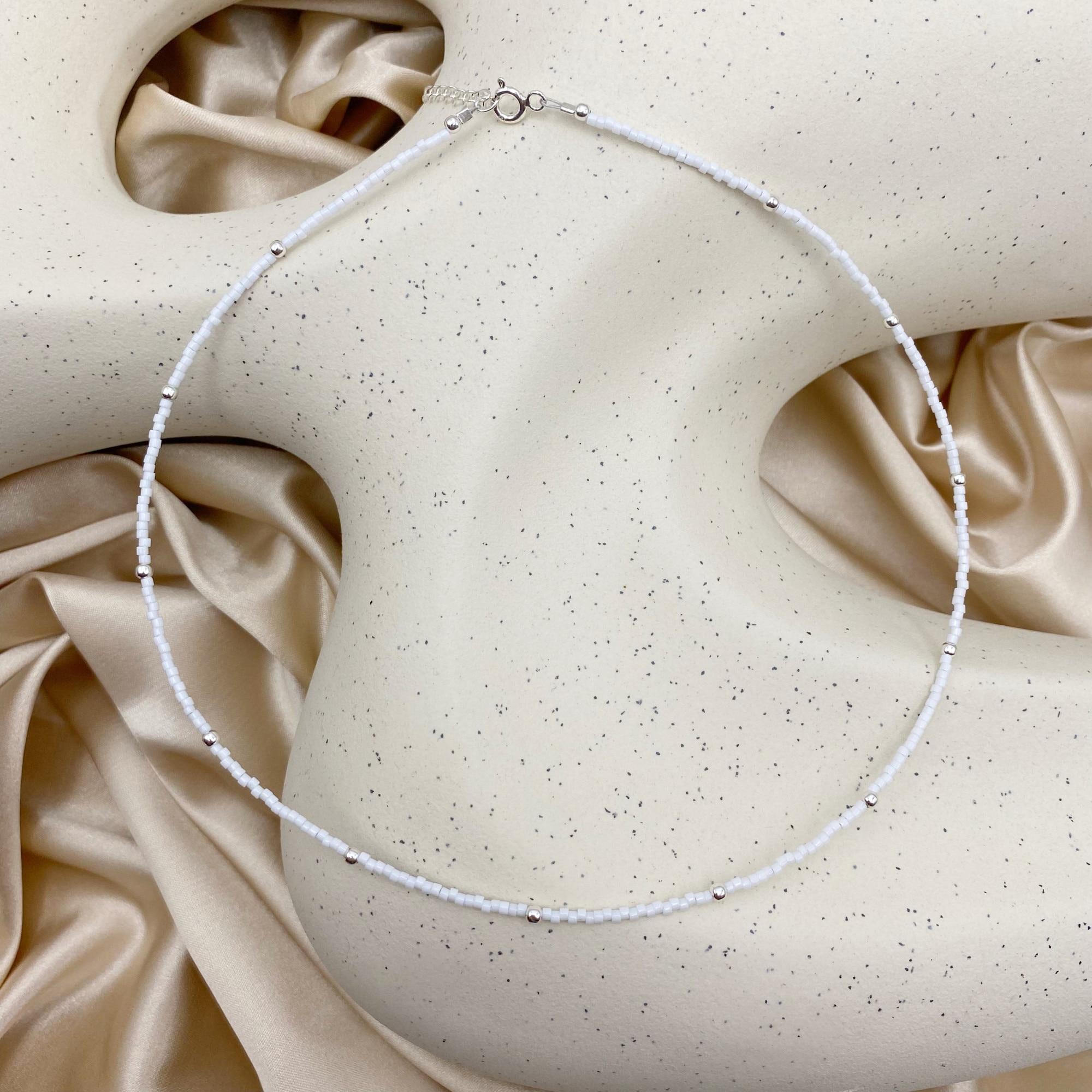 Colier cu bile din Argint 925 si margele Miyuki albe, reglabil 39-42 cm ...