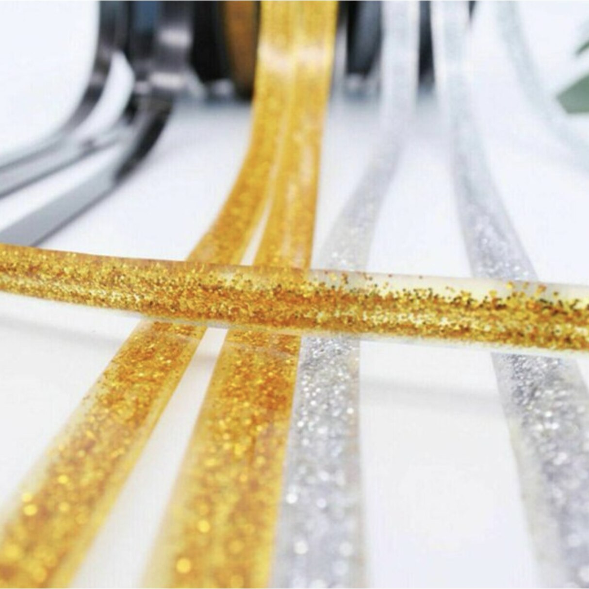 Banda adeziva sanitara izolatoare si impermeabila, aurie, 600 x 8 mm ...