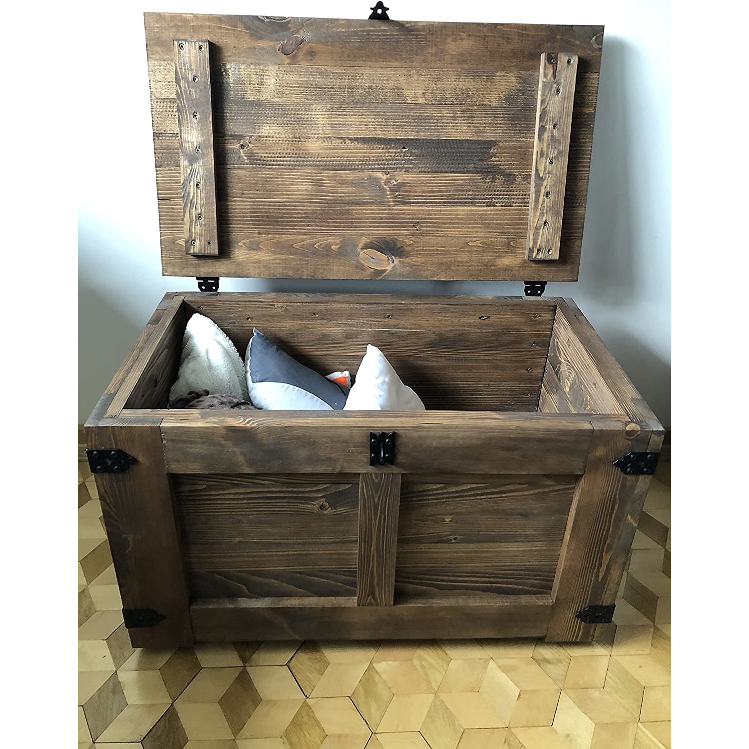 Cufar rustic din lemn cu elemente metalice, Weeco, Pe roti, 80 x 45 x ...