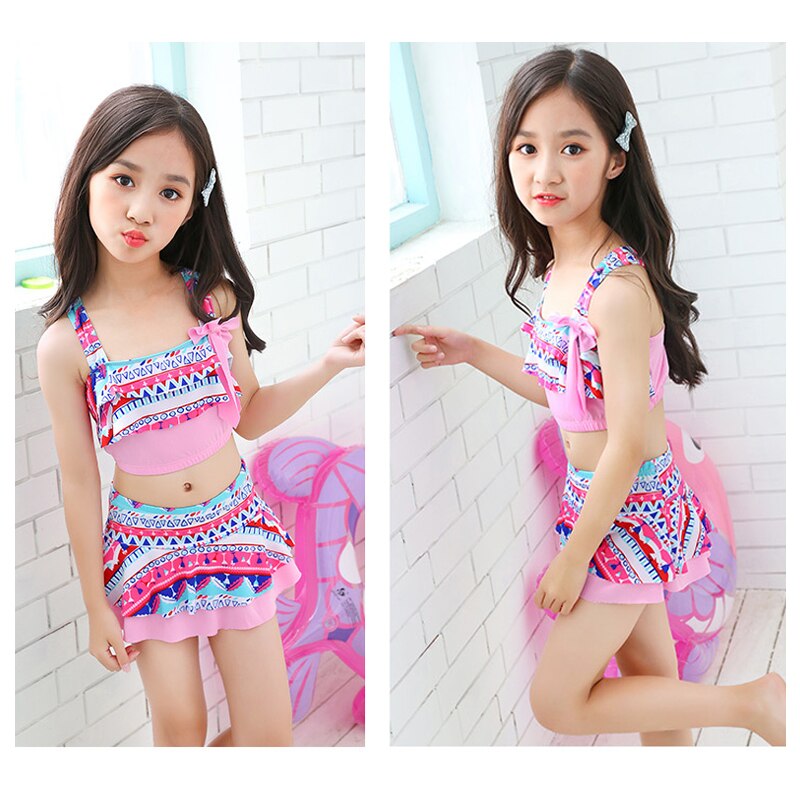 Комплект бански за момиче, 3 части, горнище тип бюстие, шорти тип пола и подходяща каска ...