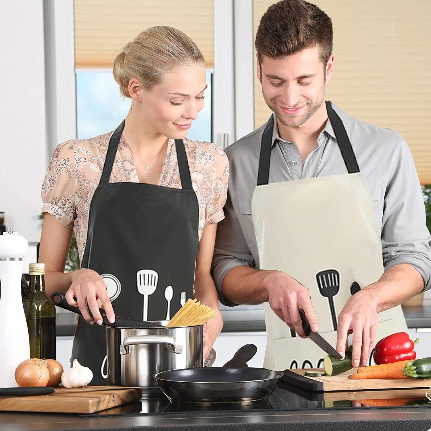 Set 2 sorturi de bucatarie, PVC, Rezistent la apa, Alb/Negru - eMAG.ro