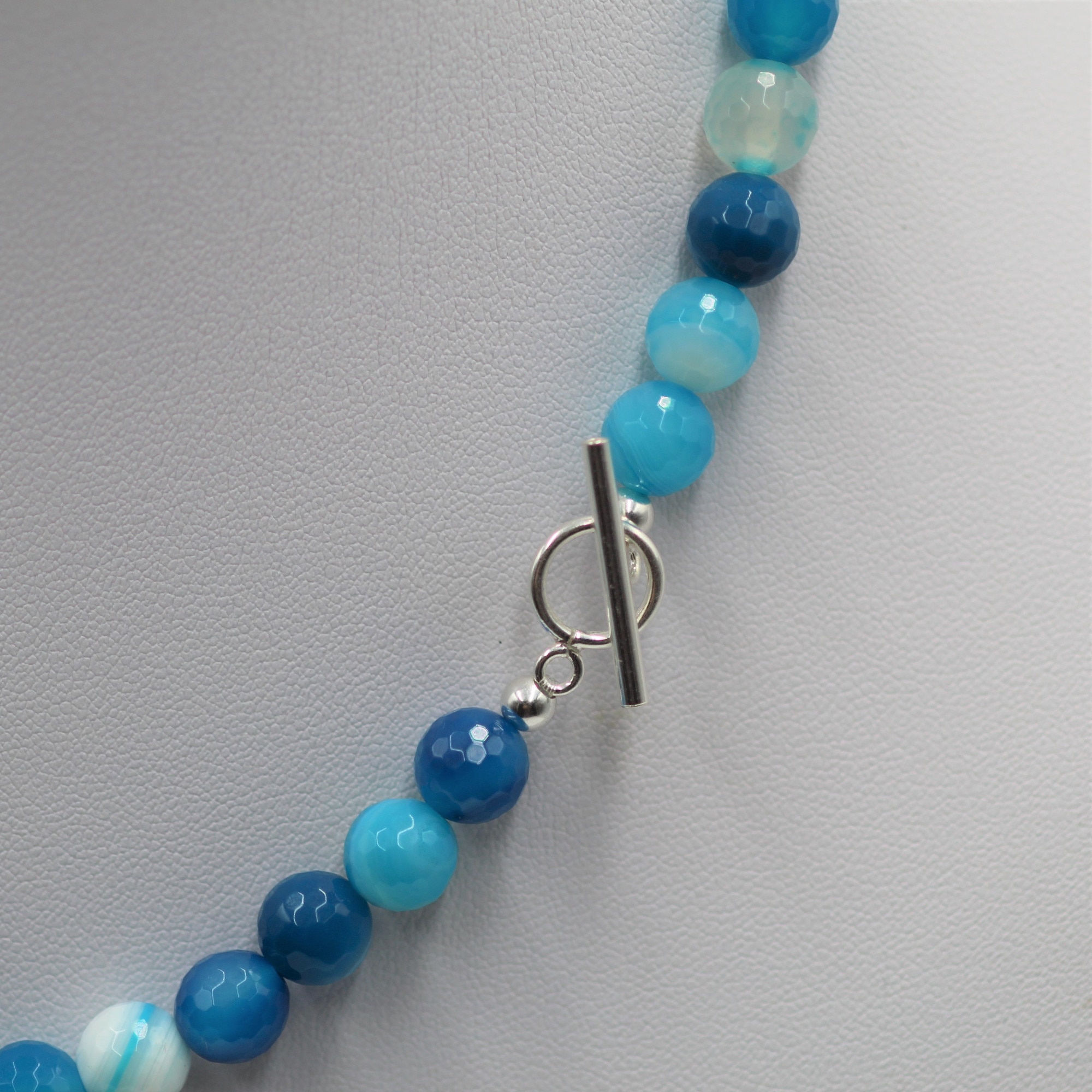 Colier model asimetric din pietre semipretioase agate albastre, perle ...