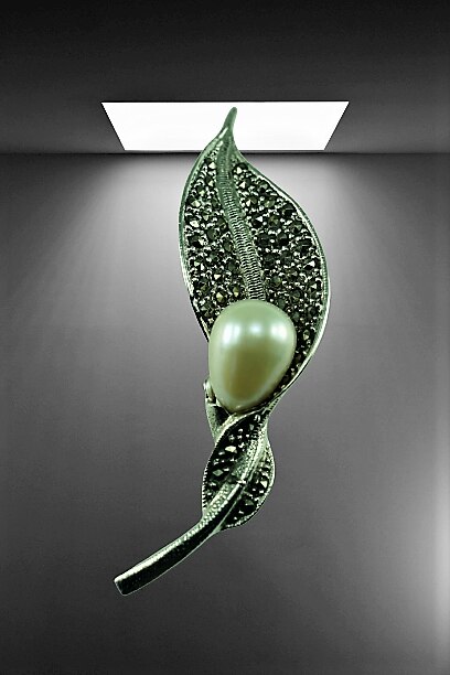 Brosa din argint 925 TSR, cu pietre naturale, perla si marcasite model ...