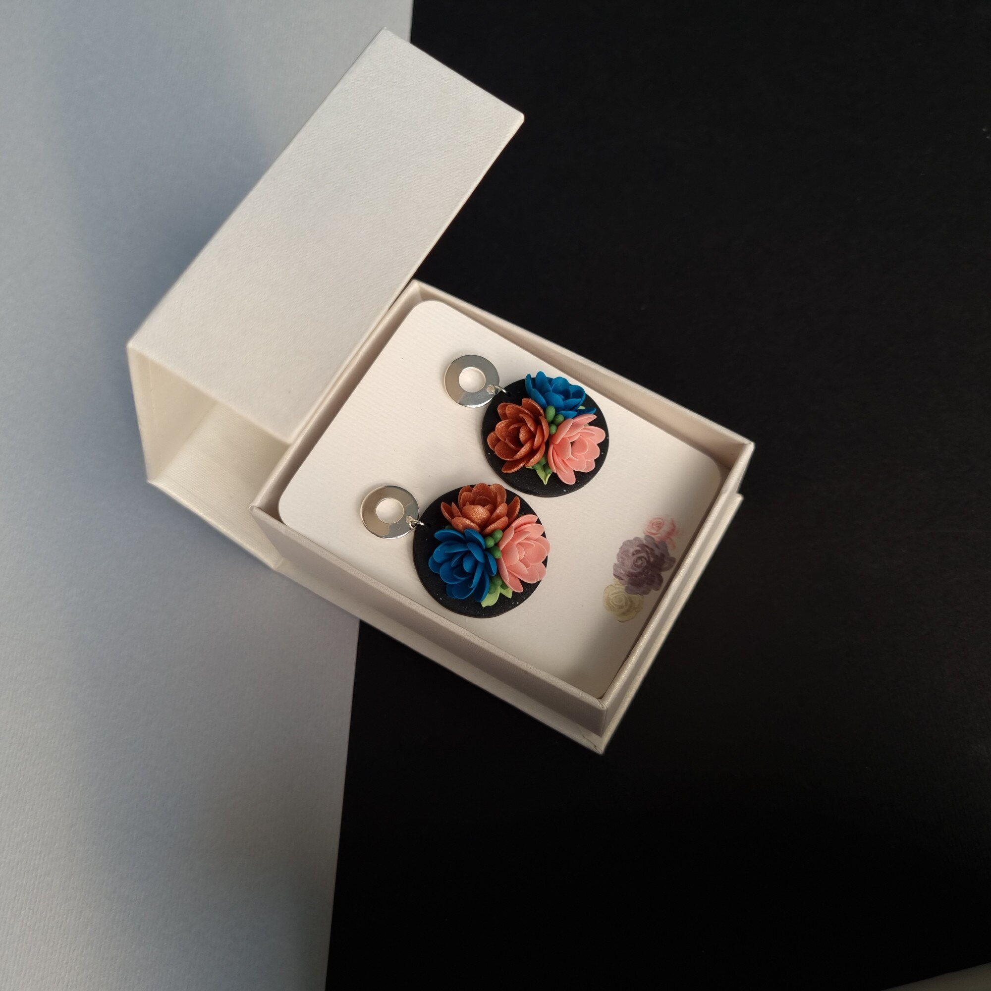 Cercei florali, rotunzi, handmade, lut polimeric, otel inoxidabil ...