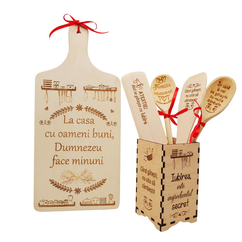 Set de bucatarie gravat cu mesaj "La casa cu oameni buni" - Tocator si ...