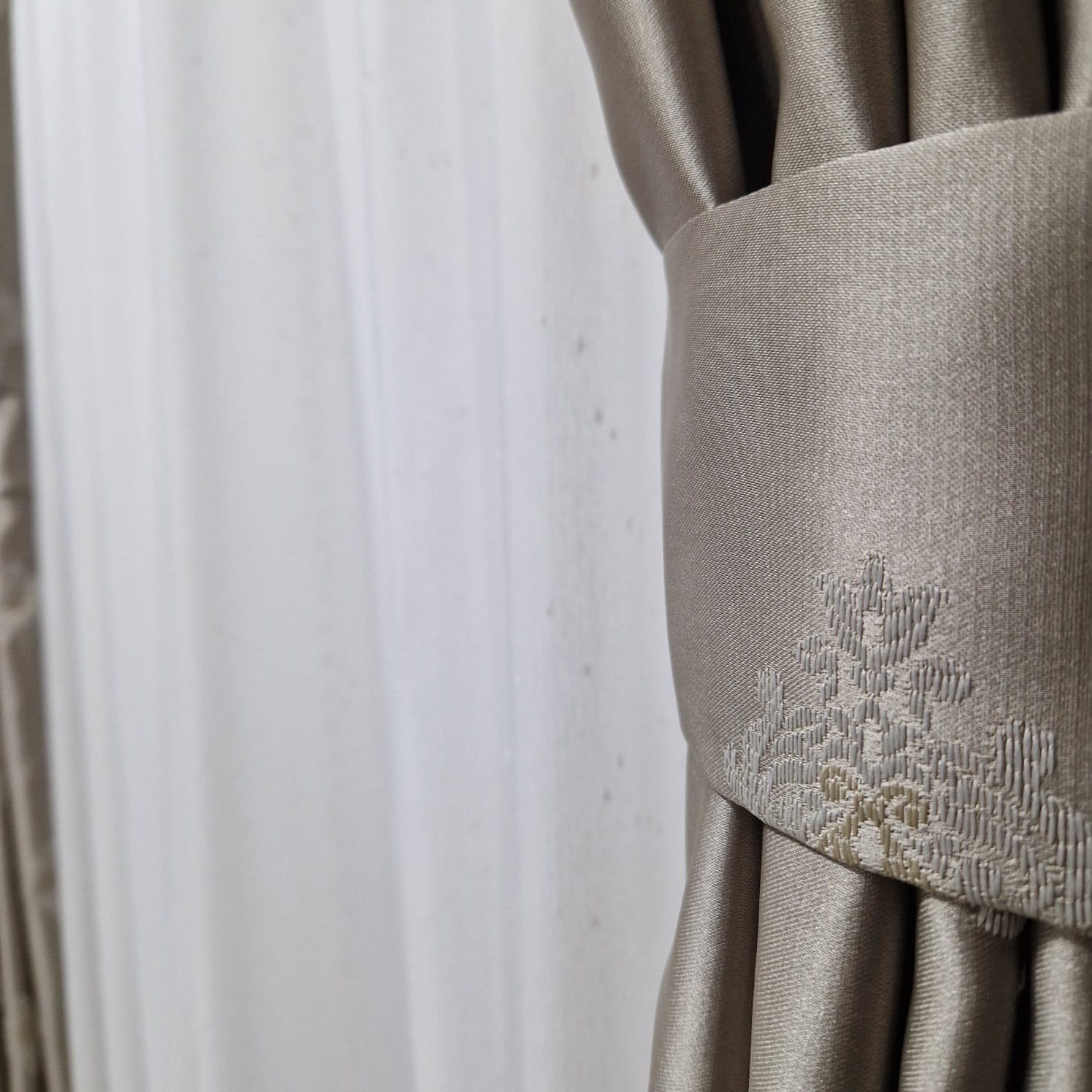 Bézs színű barokk drapéria újranövéssel sínhez 2 db x 100 x 230 - eMAG.hu