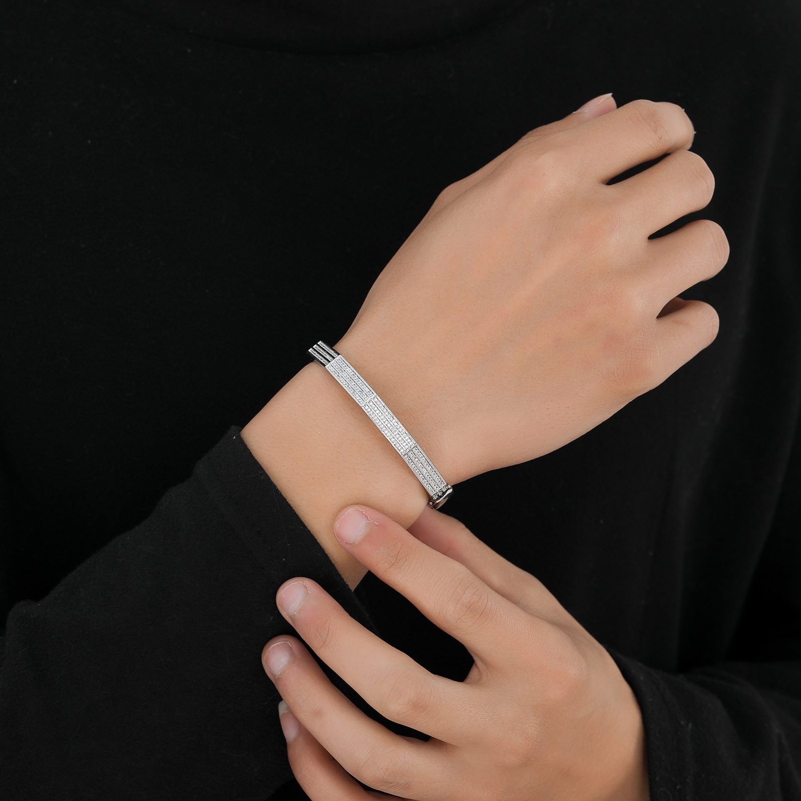 Bratara tip Bangle fixa, model geometric cu strasuri din pietre ...