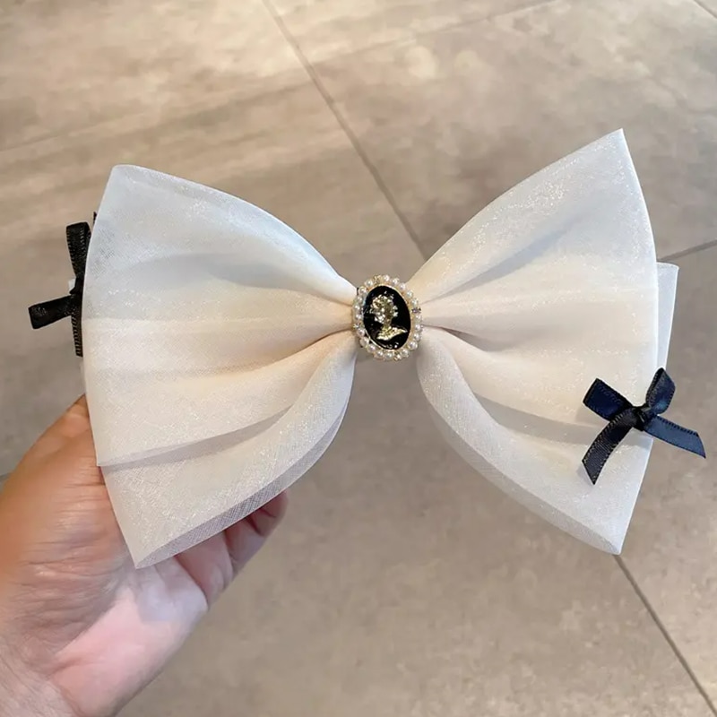 Clama de par, model vintage, accesorizata cu funda eleganta si detaliu ...