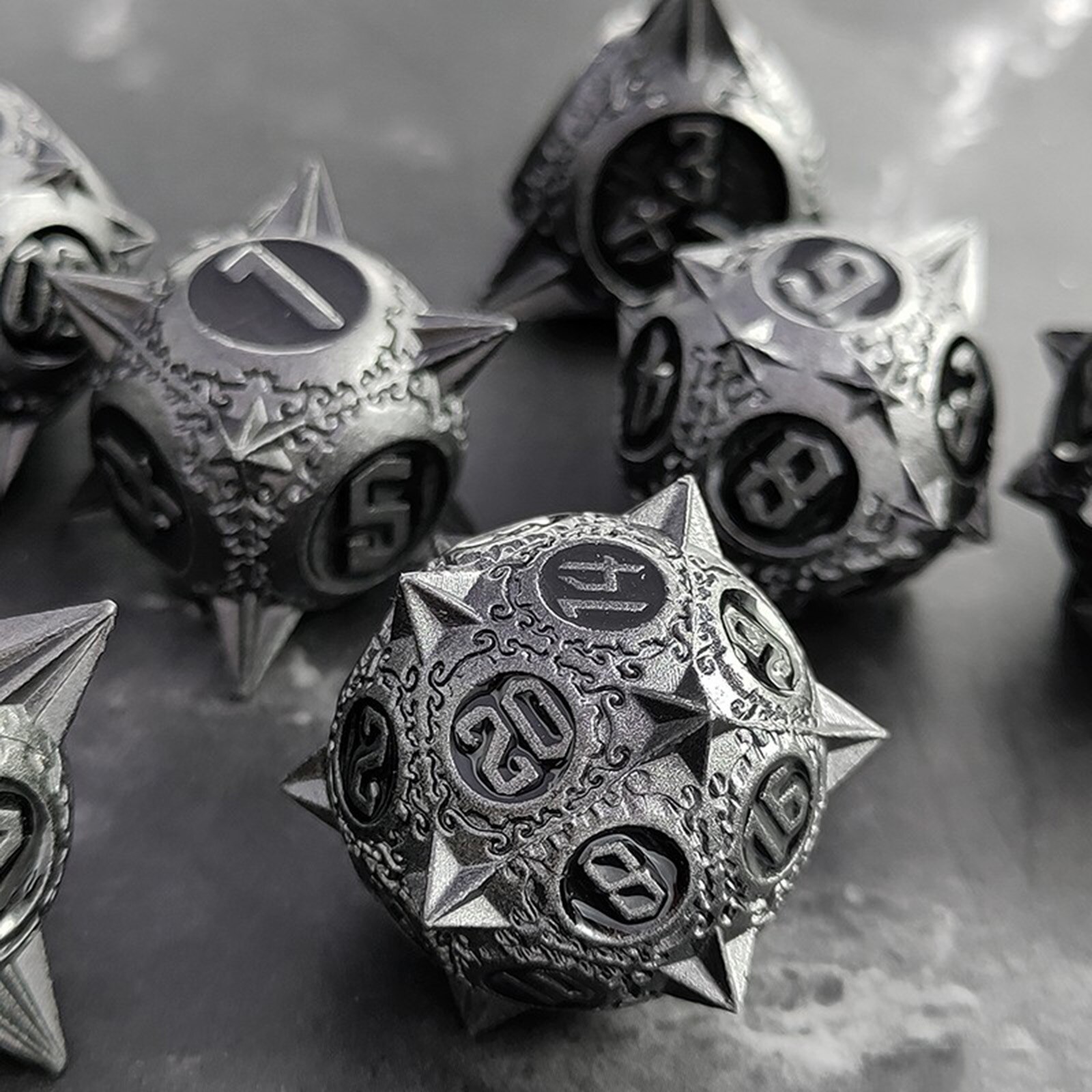 Set 7 zaruri, Flail RPG Dice, Metal, Argintiu - eMAG.ro