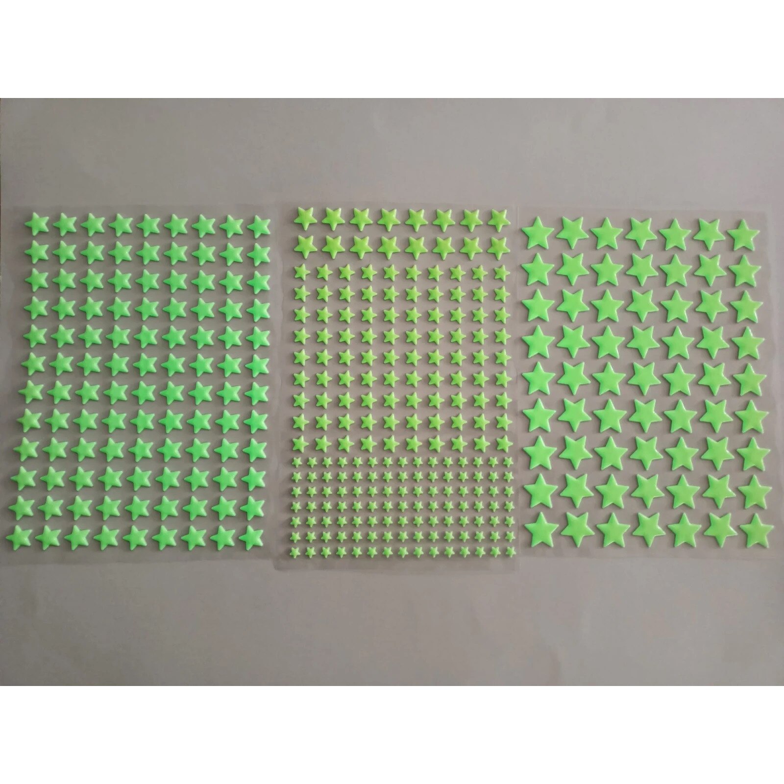 Комплект от 384 самозалепващи се фосфоресциращи звезди, 4 размера ...