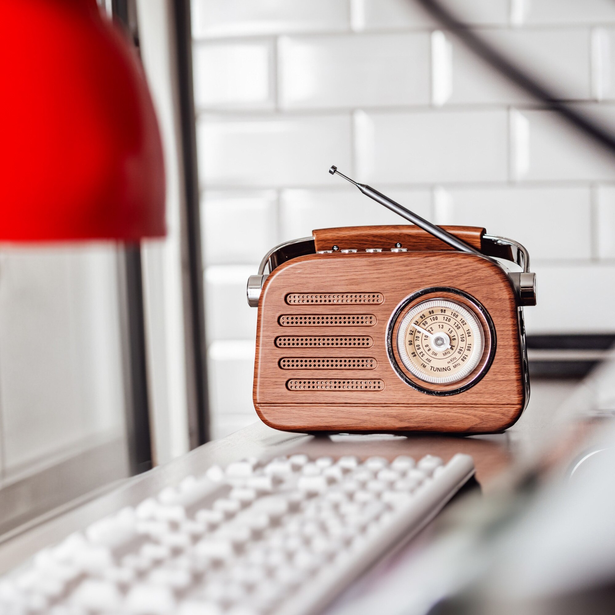 Radio Retro Portabil, 3 Benzi, FM, AM, SW, USB, Card SD, Antena ...