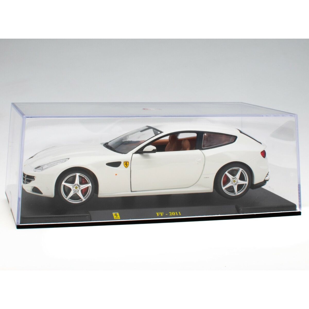 Macheta Ferrari FF 2011 alb cu vitrina plexiglass - 1/24 Bburago - eMAG.ro