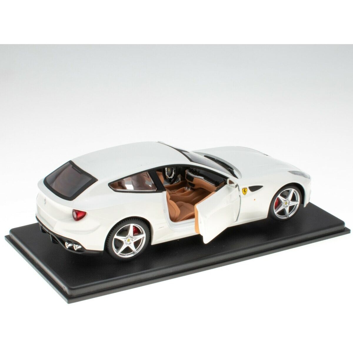 Macheta Ferrari FF 2011 alb cu vitrina plexiglass - 1/24 Bburago - eMAG.ro