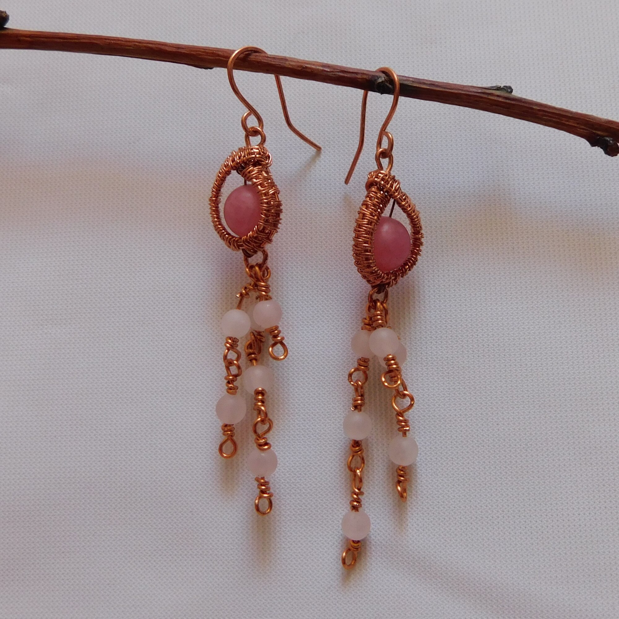 Cercei din cupru, "jucausi" cu calcedonie si cuart roz - eMAG.ro
