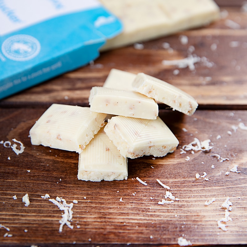 Ciocolata alba cu fulgi de nuca de cocos, Xucker, 80 g - eMAG.ro