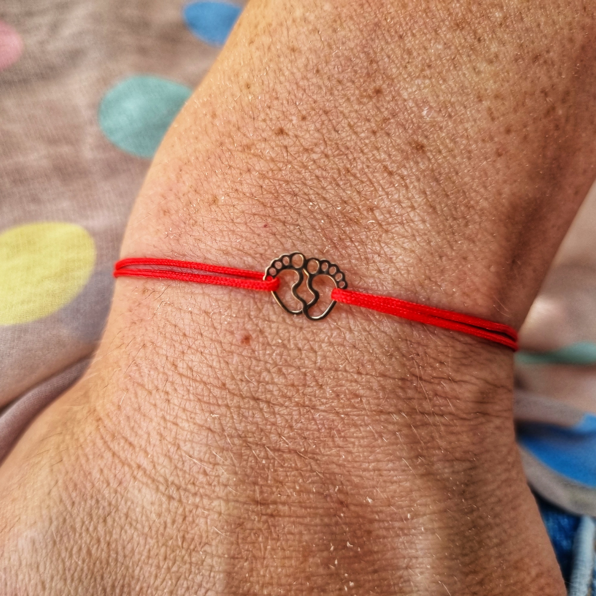 Set 2 Bratari Mama si bebe din aur 14k cu charm talpite, reglabile din snur rosu de matase ...