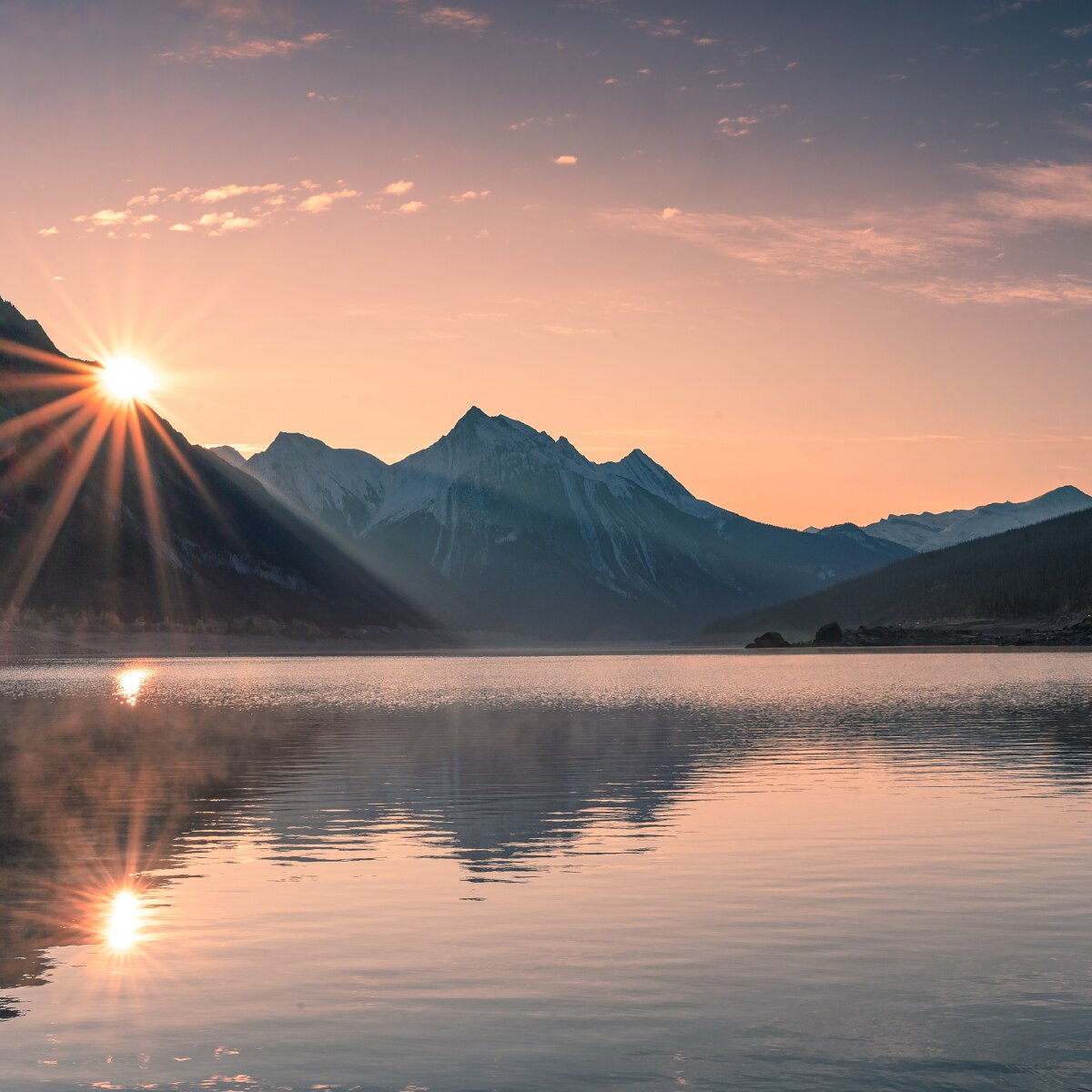 Fototapet peisaj montan cu vedere la lac, apus peste apa, stil modern ...