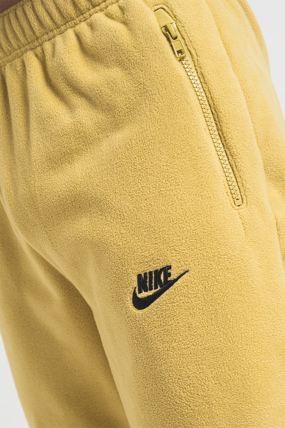 Nike, Pantaloni de trening cu buzunare Club+ Polar, Galben pai, L - eMAG.ro