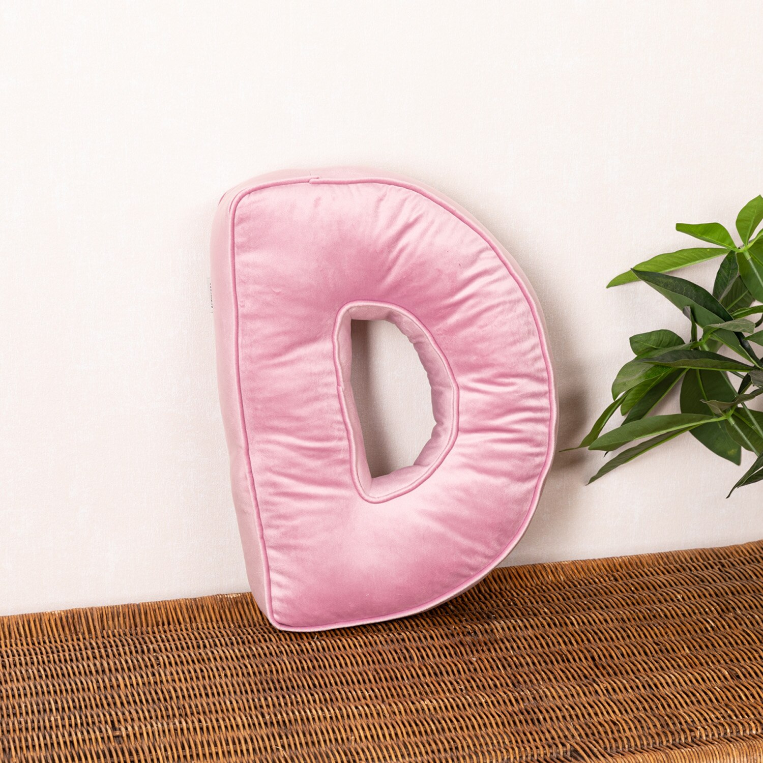 Perna XL, Hiko Name litera D din catifea pink, cu vipusca - eMAG.ro