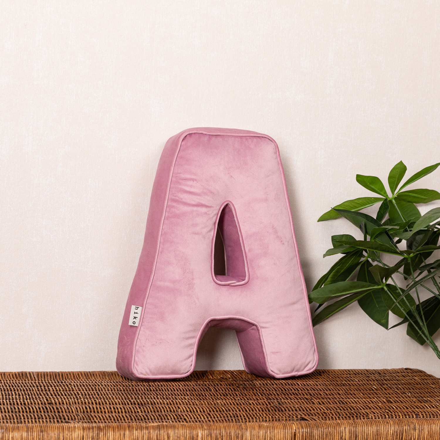 Perna XL, Hiko Name litera A din catifea pink, cu vipusca - eMAG.ro