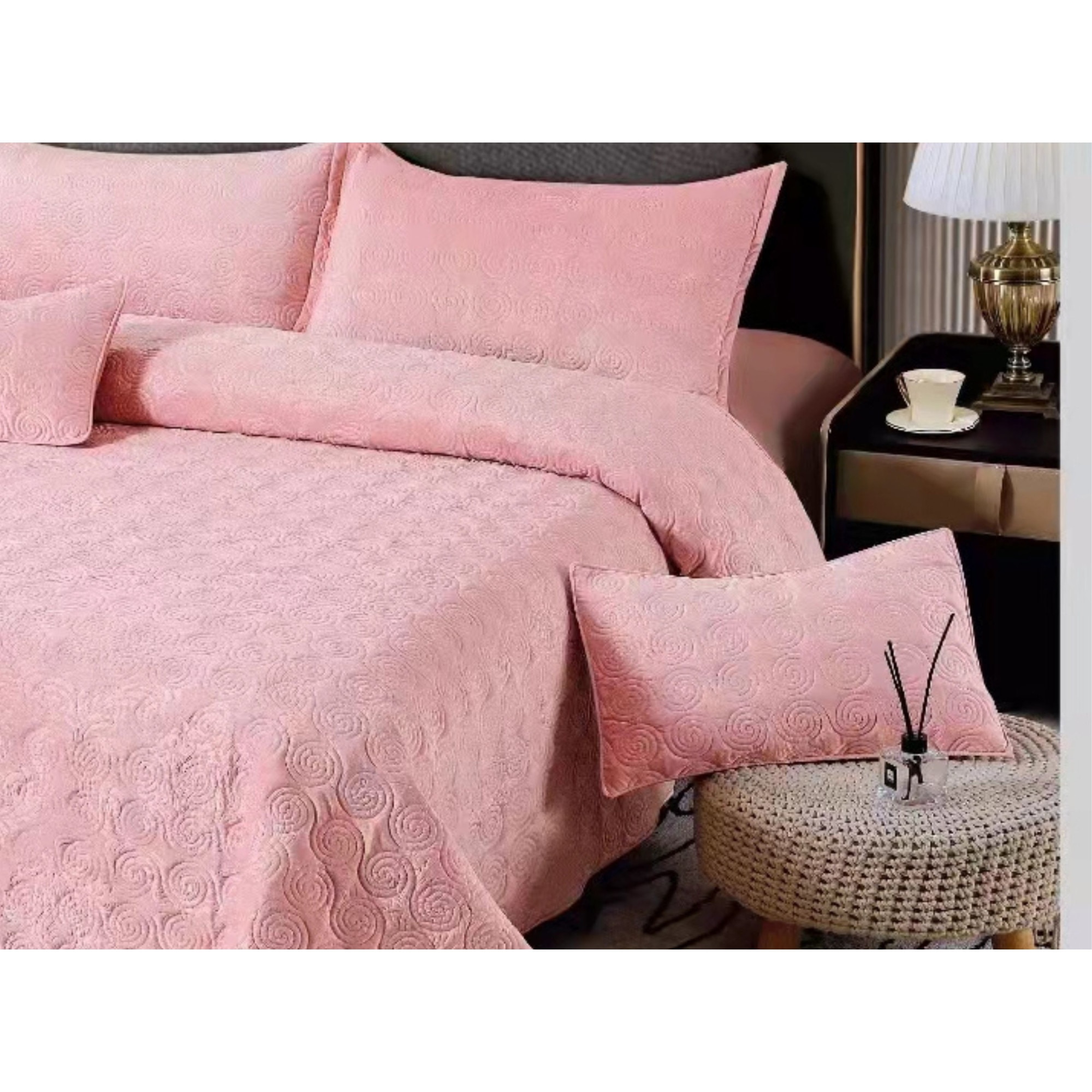 Cuvertura de pat si 4 Fete de Perna din Catifea, Matlasata, 220 x 240 cm, Set 5 piese, Roz ...