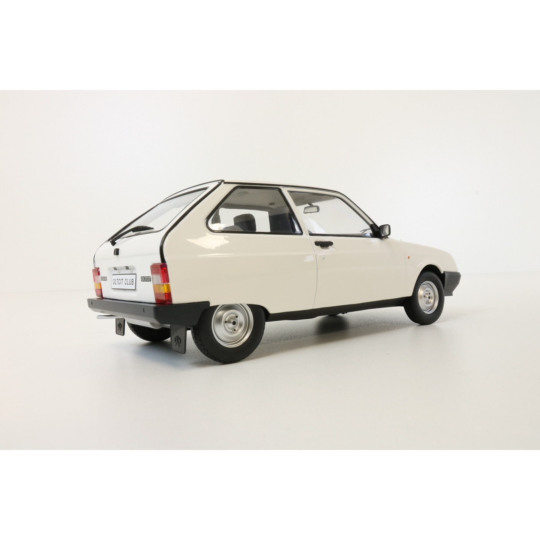 Macheta auto Oltcit Club 11 RL (1992), Alb, 1:18, T9 & Hyro - eMAG.ro