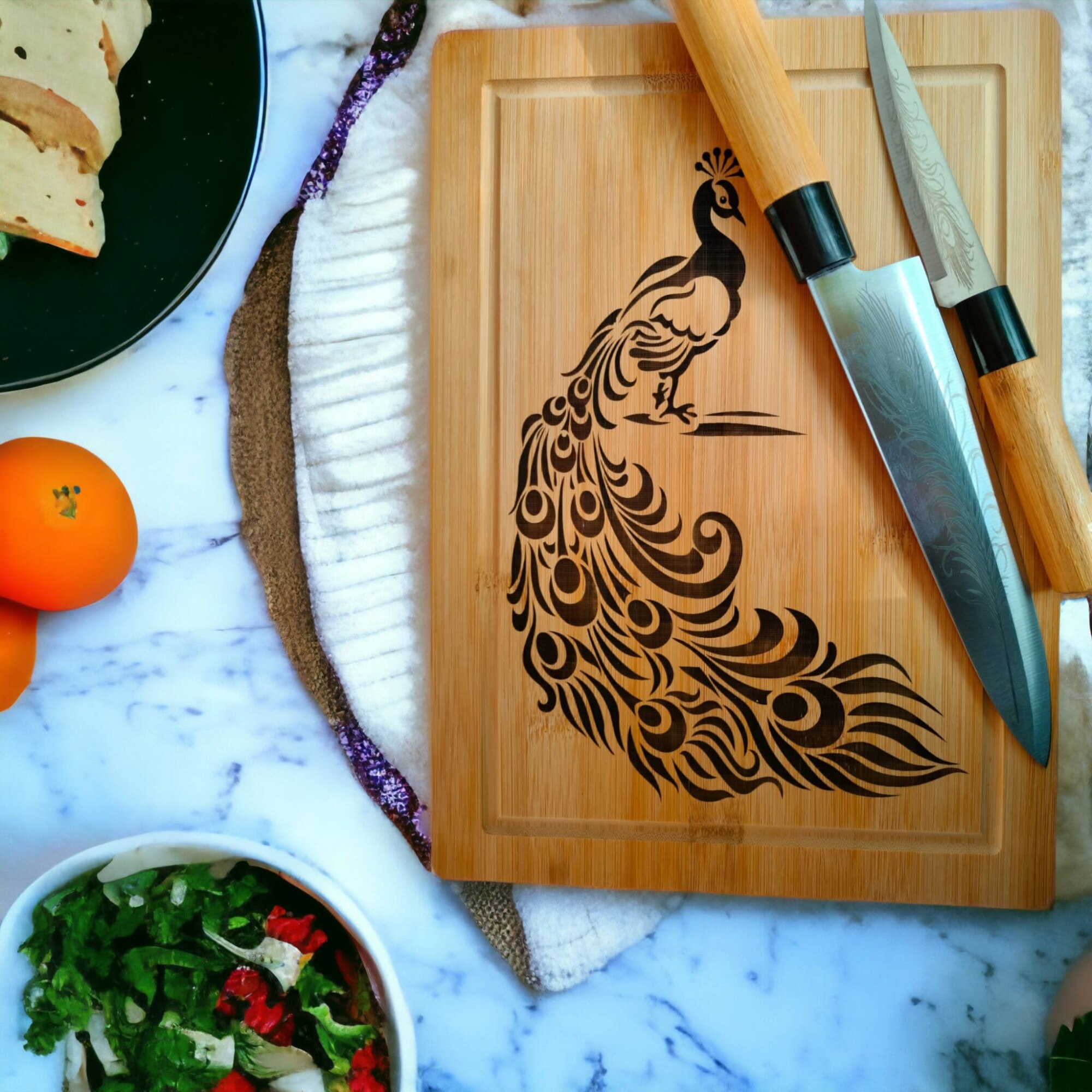 Set tocator + 2 cutite, lemn natural si inox, gravate laser, 33x25cm ...